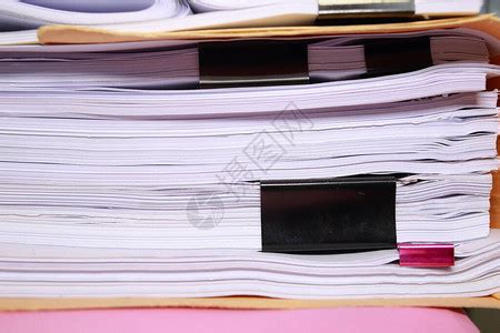 堆放在架子上的档案中的纸质文件高清图片下载 正版图片502615701 摄图网