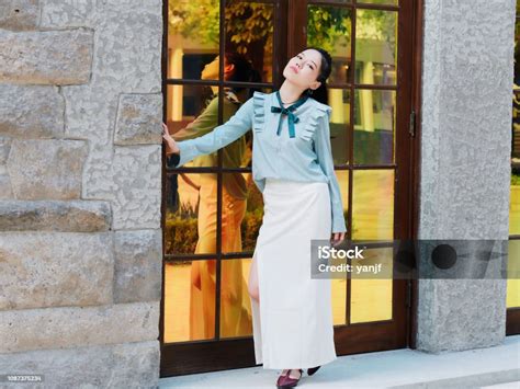 유리 문 앞에 서 고 화창한 오후 아름다움 감정 표정과 사람들이 라이프 스타일 개념에 거울에 그녀의 그림자와 함께 포즈를 취하는