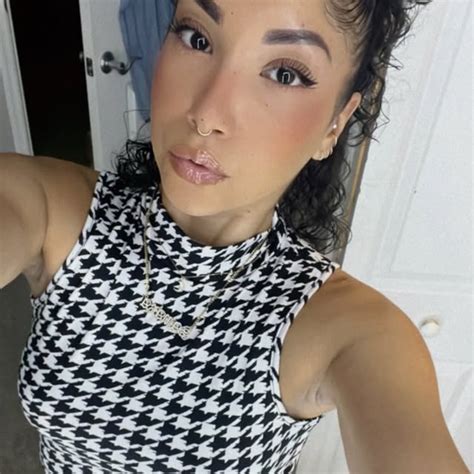 Samantha Elizabeth Samaraliz • Threads Say More