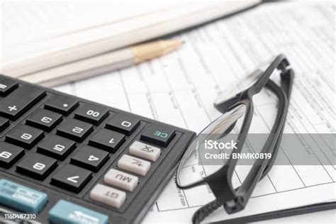 테이블 금융 및 저축 비즈니스 개념에서 작업하기위한 계산기 및 문서 경제에 대한 스톡 사진 및 기타 이미지 경제 계산기 계획 Istock