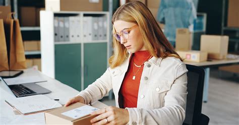 사무실 비즈니스 및 전자 상거래 배송 및 재고가 있는 패키지 상자 및 소포가 있는 여성 골판지 물류 주문 및 산업 및 신생 기업과 함께 제품을 사용하는 기업가 전문가 및