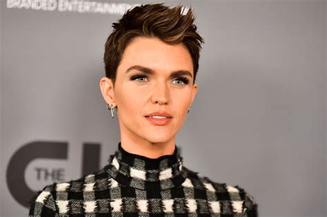 6 Seleb Cantik Bergaya Tomboy Kristen Stewart Suka Sesama Jenis