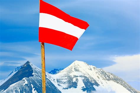 애국 심 오스트리아 플래그와 장 대 일출장엄한 Hohe Tauern 눈 덮인 오스트리아 산 범위 와인딩 티 롤 알프스 극적인 Cloudscape 하늘 및 조 경 및 도로인