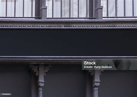 빈 상점 간판 간판 디자인 모형 고립 된 명확한 최소한의 상점 템플릿 거리 매달려 벽 간판 로고 프리젠 테이션 금속 카페