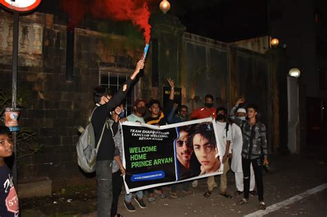 Aryan Khan Gets Bail Fans Celebrate With Fireworks Outside Shah Rukh