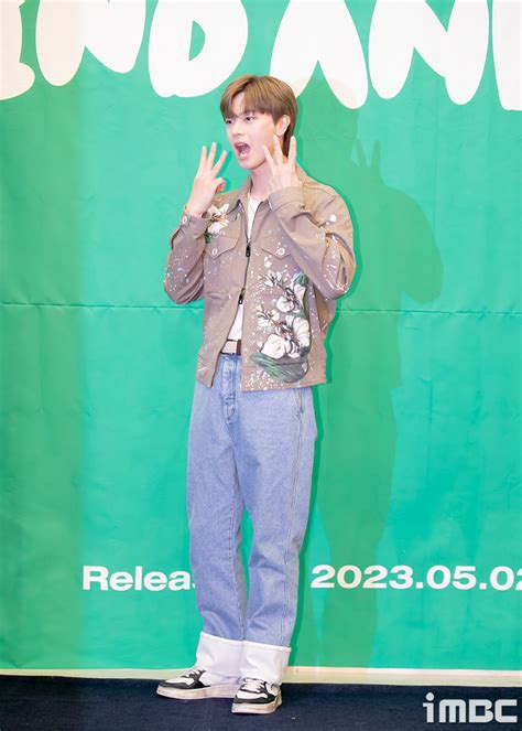 [포토] 비투비 육성재 꽃볼 바람~
