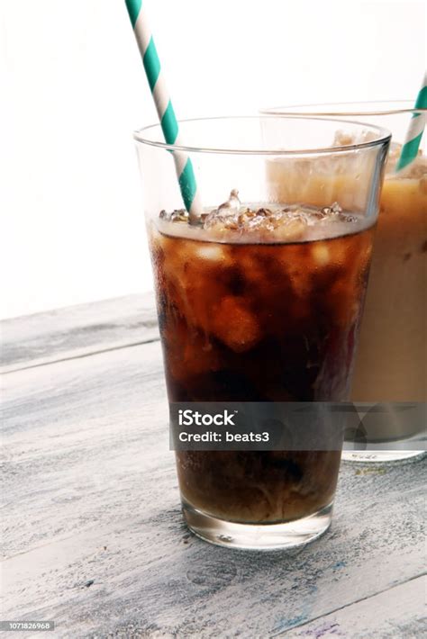 크림 질감을 보여주는 고 상쾌한 음료의 모양으로 부 어 되 고 소박한 테이블에 아이스 커피 0명에 대한 스톡 사진 및 기타 이미지 0명 갈색 냉동된 Istock