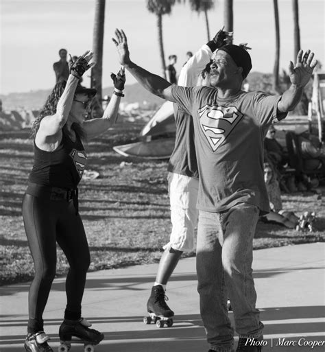 무료 이미지 바닷가 검정색과 흰색 산책로 거리 사진술 베니스 니콘 수행자 검은 단색화 춤추는 사람 스케이터 D810 로스 천사 상실증 롤러