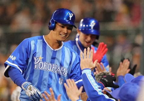 6回2死一、三塁、右越え3ランを放ち、ナインとハイタッチをかわす神里（撮影・大森 寛明） ― スポニチ Sponichi Annex 野球