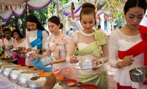 ជំនឿផ្សេងៗរបស់ពុទ្ធសាសនិកជនខ្មែរនៅក្នុងពិធីបុណ្យភ្ជុំបិណ្ឌ Mekong News