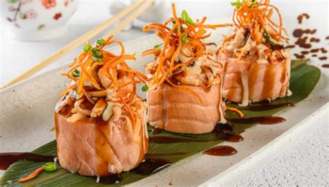 Recette Rolls De Saumon Cuit Et Croustillant Sur Feuille De Bambou