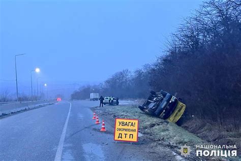 У ДТП на Хмельниччині перекинувся бусик та потрапила до лікарні його
