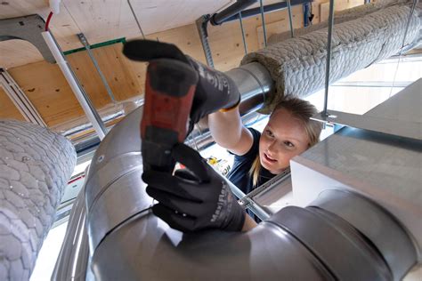 Assemblin Ska Installera Ventilationsteknik I Ny Stor Dagligvarubutik