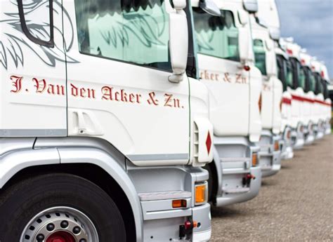 Uw Kwaliteitstransport Met Transport Van Den Acker