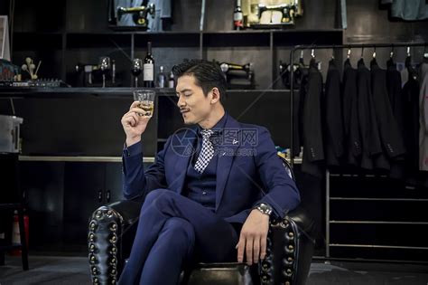 商务男士品酒高清图片下载 正版图片500953597 摄图网