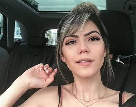 Mariana Ximenes posa completamente nua e dá aula de autoestima