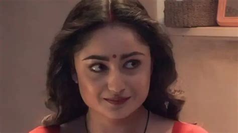 Aashram Babita Aka Tridha Choudhury Wear Golden Color Bikini Flaunts