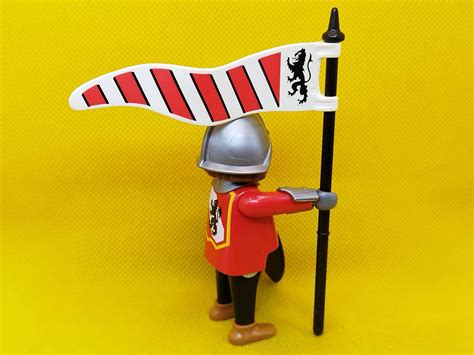 Playmobil Caballero Abanderado Del Reino Del León Rojo Colecciones De