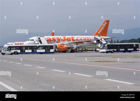 Easyjet Airbus A319 111 G EZAW Sur Avion De Support Distant Le