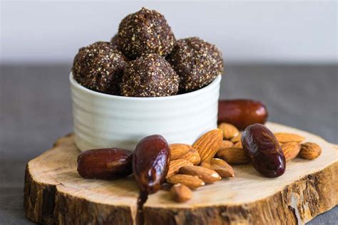 خرما با روکش شکلات سفید؛ حاوی مغز گردو بادام بسته بندی 500 گرمی آراد