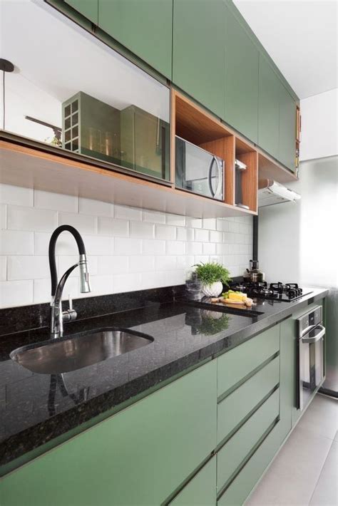 Apartamento de 60 m² tem cozinha verde e banheiro azul em 2024