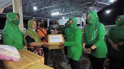 Persit KCK Ranting 5 Pomdam V Brawijaya Salurkan Bantuan Untuk Korban
