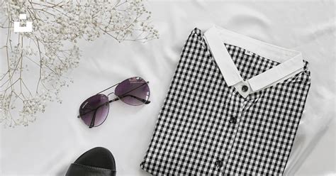 블랙 가죽 엿보기 발가락 샌들 옆에 블랙 및 화이트 체크 무늬 상자 사진 Unsplash의 무료 회색 이미지