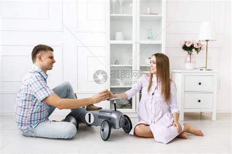 一个男人和一个孕妇一起度过时间高清图片下载 正版图片506321990 摄图网
