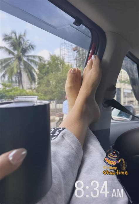 Hina Khan Feet 17 Photos