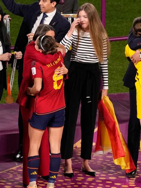 Spaniens Fußball Chef Luis Rubiales Küsst Weltmeisterin Jennifer