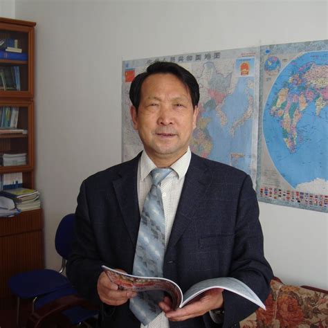 deepseek点评从必然王国向自由王国的飞跃 实践 运动 文章