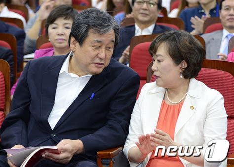 대화 나누는 김무성 민병주 뉴스1
