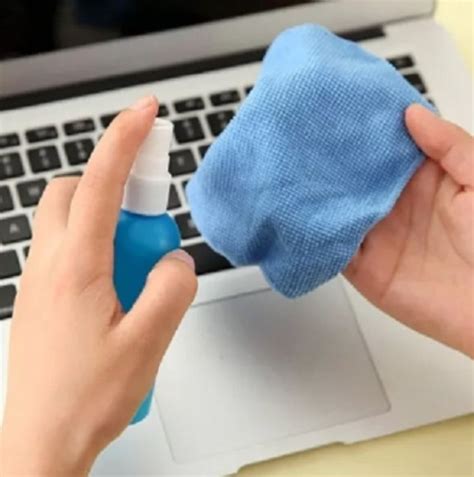Sin gastar un peso así podés limpiar la pantalla de tu laptop sin
