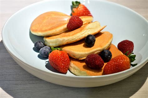 흰색 나무 테이블에 고립 된 열매와 무성 한 일본 팬케이크 0명에 대한 스톡 사진 및 기타 이미지 0명 과일 꿀 Istock