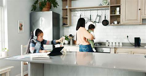 태블릿 교육 및 아이는 온라인 학습 학교 프로젝트 및 수학 수업을 위해 엄마와 함께 부엌에서 공부합니다 가족 디지털 기술 및 연구 공부 및 계산을 위한 주판을 위한 숙제가