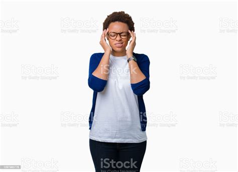 젊은 아름 다운 아프리카계 미국인 여자에 안경을 쓰고 머리에 통증에 대 한 머리에 손으로 배경 고립 때문에 스트레스 편두통 고통 걱정하는에 대한 스톡 사진 및 기타 이미지