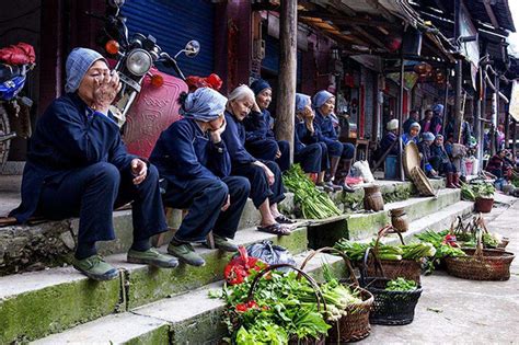 城里人去农村夏季必备上山采蘑菇用什么装夏天去农村玩什么大山谷图库