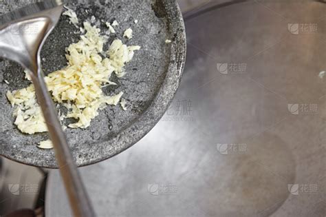 大蒜炒菜锅刮刀研磨器住宅房间水平画幅膳食石头准备食物室内 大蒜炒菜锅刮刀研磨器住宅房间水平画幅膳食石头准备食物室内