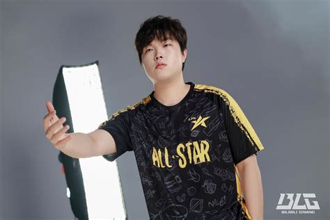 Blg发布全明星拍摄返图：来看bin哥队服版帅照！