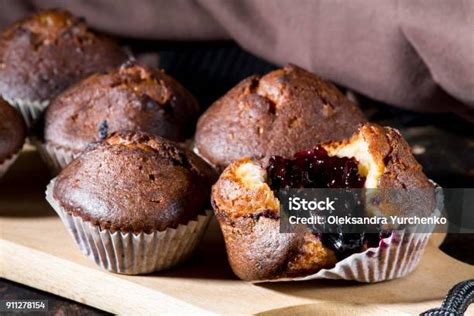 커팅 보드에 건포도와 컵 케이크 오래 된 녹슨 배경입니다 선택적 초점입니다 갈색에 대한 스톡 사진 및 기타 이미지 갈색 과일 까치밥나무 열매류 Istock