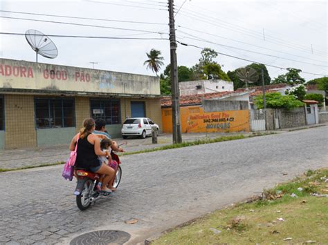 G1 Motociclista transporta duas crianças sem capacete em João Pessoa