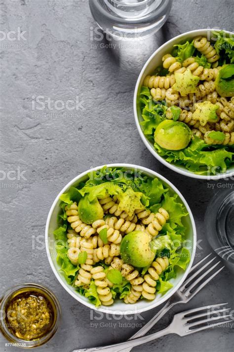 재미의 두 그릇 마 카로 니 파스타와 Pesto 아보카도 공 콘크리트 회색 배경에 별 채식 건강 샐러드 보기 상위 공간을 복사