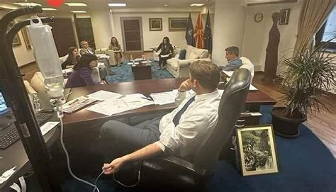 ФОТО Бујар Османи прима инфузија додека трае состанокот