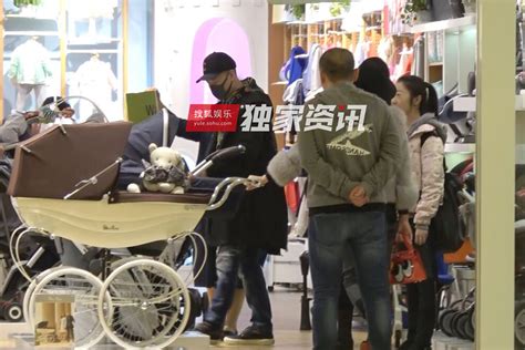 独家：曹云金陪孕妻买婴儿车 唐菀挺大肚素颜现身 搜狐大视野 搜狐新闻