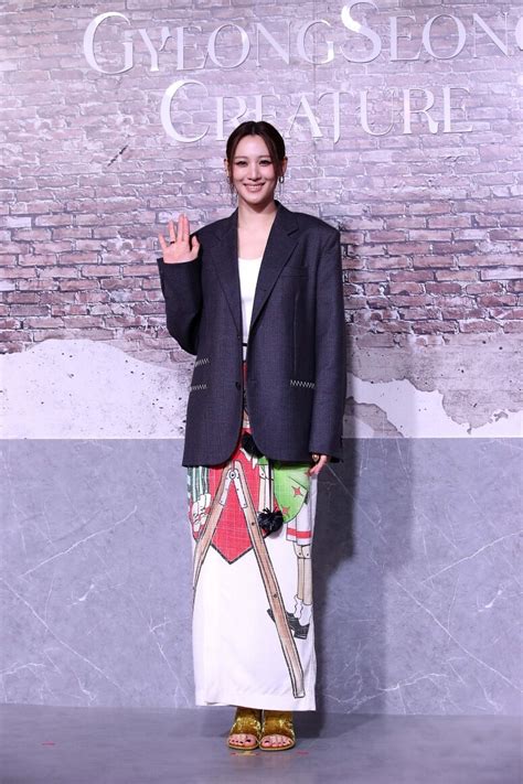 金秀賢奪2025百想女配角、離婚後台上含淚向女兒喊話！40歲claudia Kim迷人穿搭解構 Elle Hk