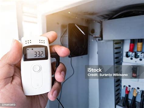 구성 요소 작업의 과열 분석을 위해 온도 데이터 로거를 사용하여 온도 영역 구성 요소 패널 회로 제어를 확인하십시오 공학에 대한 스톡 사진 및 기타 이미지 Istock