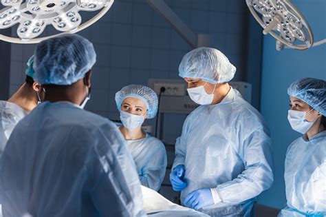 외과 의사 조수 및 간호사로 구성된 다양한 팀이 침습 적 수술을합니다 간호사에 대한 스톡 사진 및 기타 이미지 간호사 건강