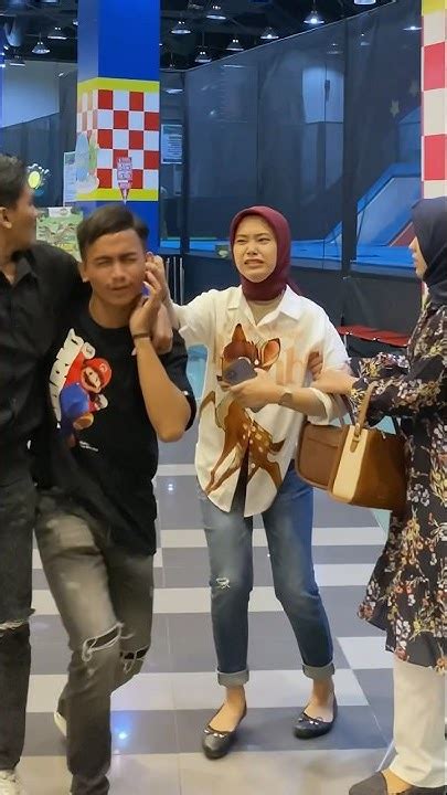 prank peluk kakak cantik ending nya bikin ngakak kocak🤣😭 prank fypシ