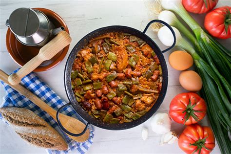 녹색 콩과 소시지를 곁들인 Paella 고기와 함께 전형적인 스페인 빠에야 타파 조리법 0명에 대한 스톡 사진 및 기타 이미지