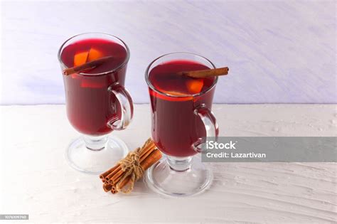 흰색 바탕에 Mulled 와인입니다 크리스마스 Mulled 와인 계 피 아니 스 꿀 와인 과일 꿀의 알콜 음료입니다 축제 음료